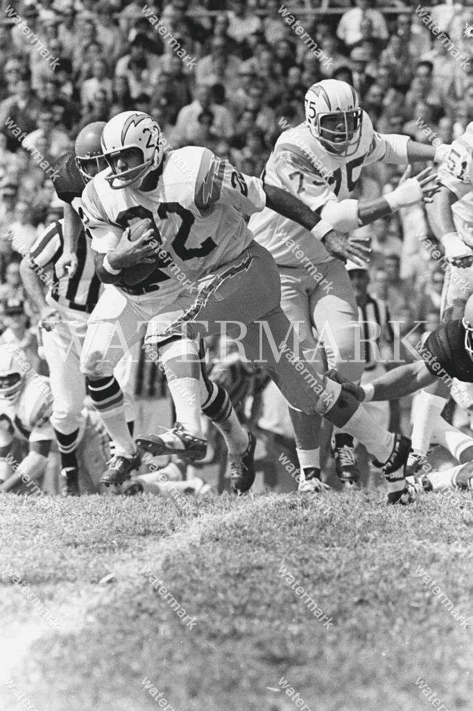 DS217 Dickie Post Chargers Run Football 8x10 11x14 16x20 Photo | eBay