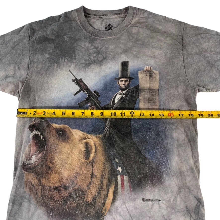 The Mountain Men's Abe Lincoln Grizzly Bear USA T-Shi… - Gem