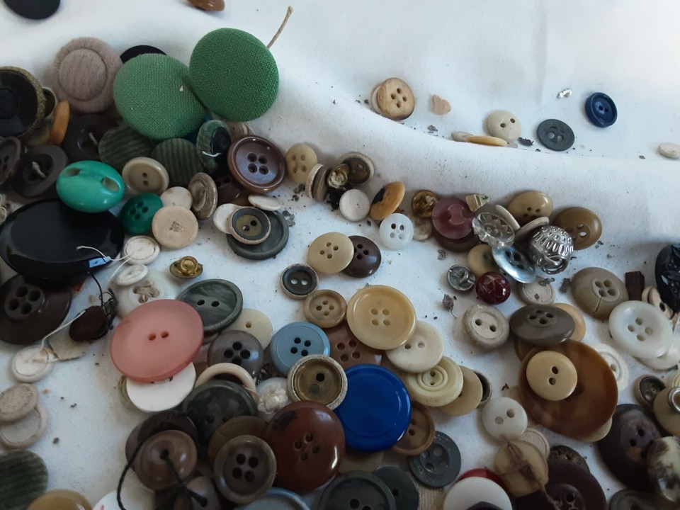 job lot vintage buttons linen carved wood material glass bakelite etc ...