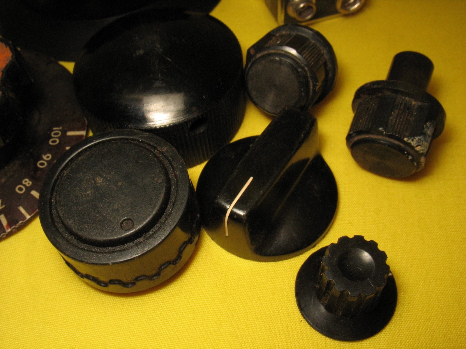Old Radio Knobs Lot of 8 Vintage Radio Large Tuning knob x2 & misc ...