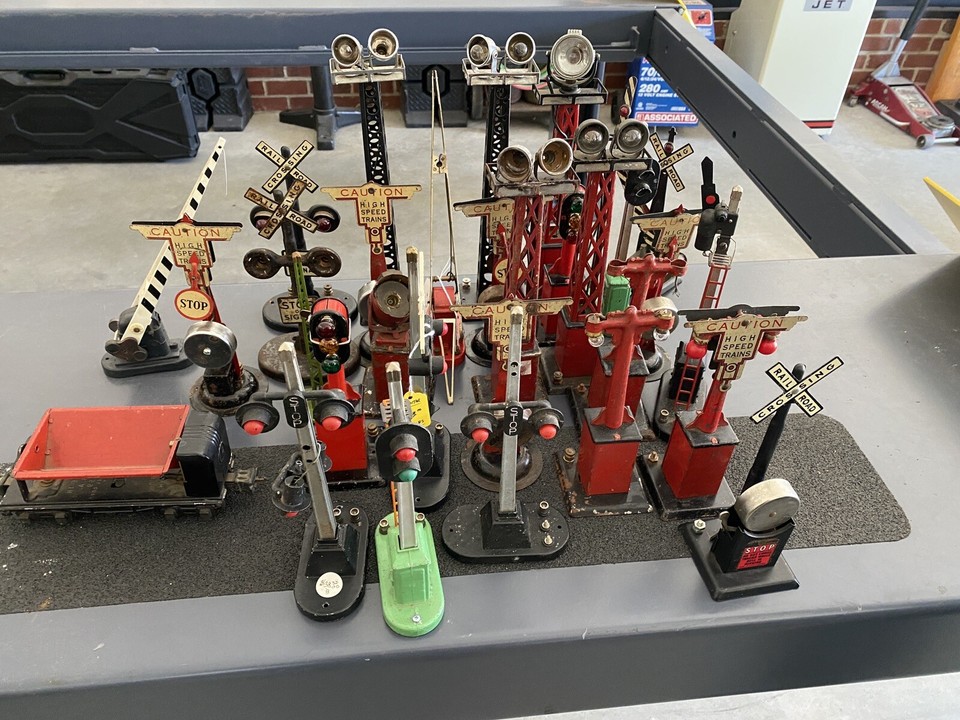 HUGE lot Of Vintage Lionel, Marx Train Gates, Crossings, Light Towers ...