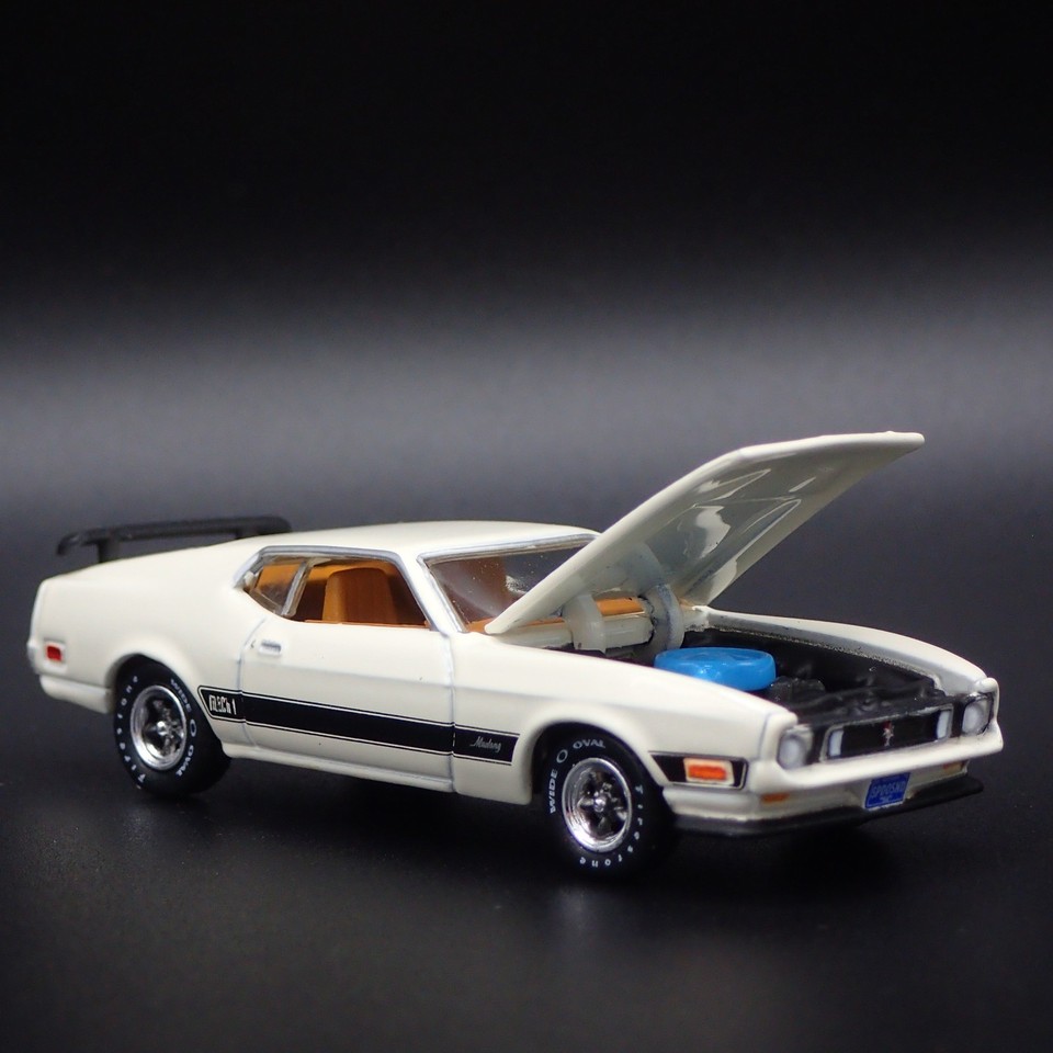 1973 73 FORD MUSTANG MACH 1 FASTBACK WHITE 1:64 SCALE DIORAMA DIECAST ...