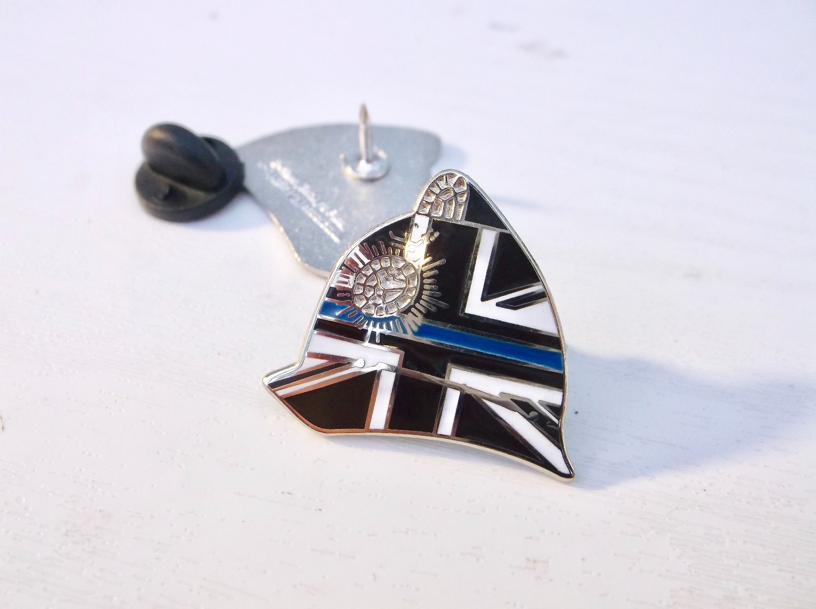 THIN BLUE LINE UK UNION JACK POLICE OFFICER HELMET MOURNING LAPEL PIN ...
