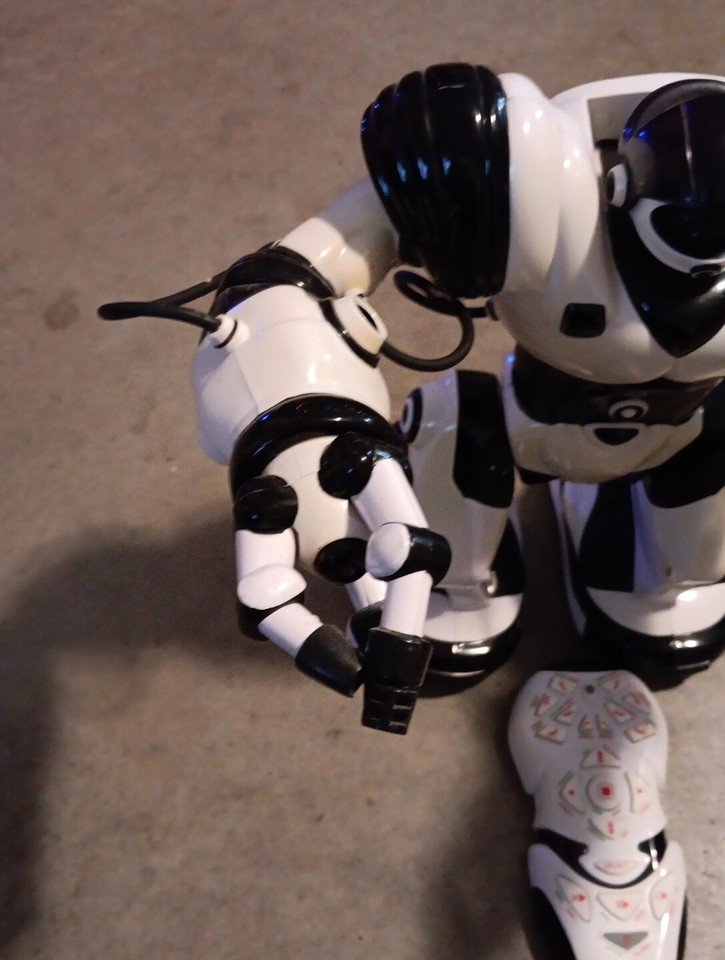 WowWee Robosapien Toy With Remote. White/Black Model 80081 TESTED ...