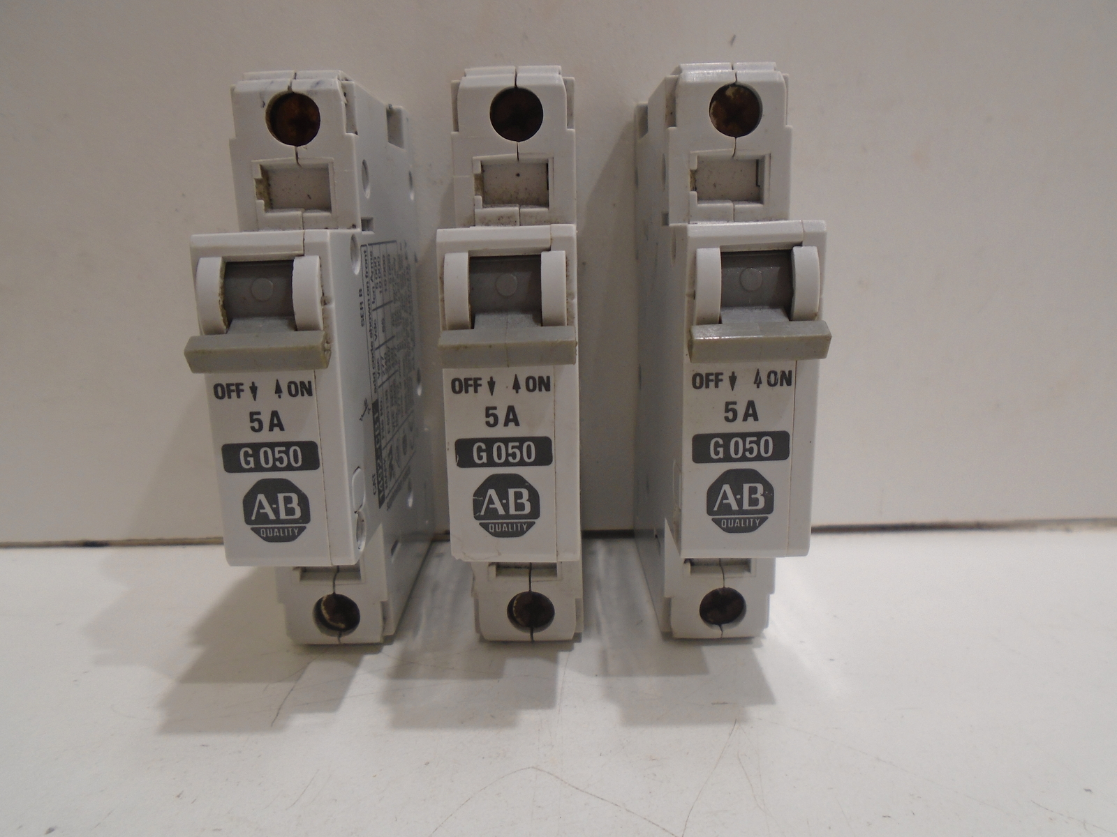 (LOT OF 3) ALLEN BRADLEY 1492-CB1 SERIES B CIRCUIT BREAKER G050 5A 1 ...