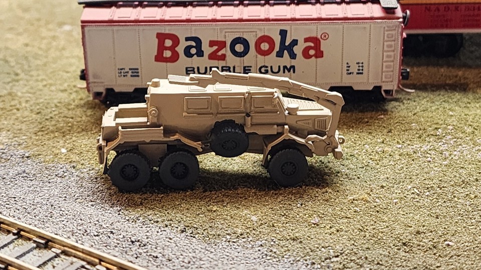 N Scale 1:160 Buffalo MRAP (mine protected vehicle) US Army Desert Camo ...