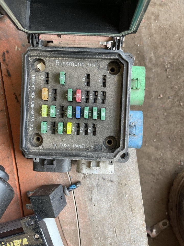 FREIGHTLINER POWER DISTRIBUTION MODULE BUSSMAN FUSE PANEL A06 46255 012 ...