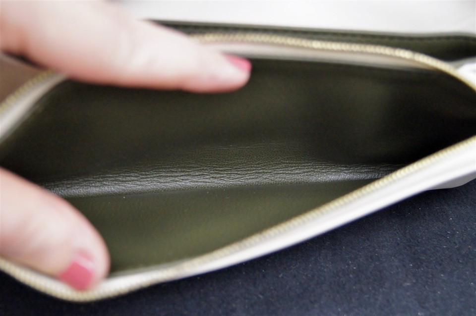 LOUIS VUITTON Pochette Coussin Puffy Cream Leather Vert Impression ...