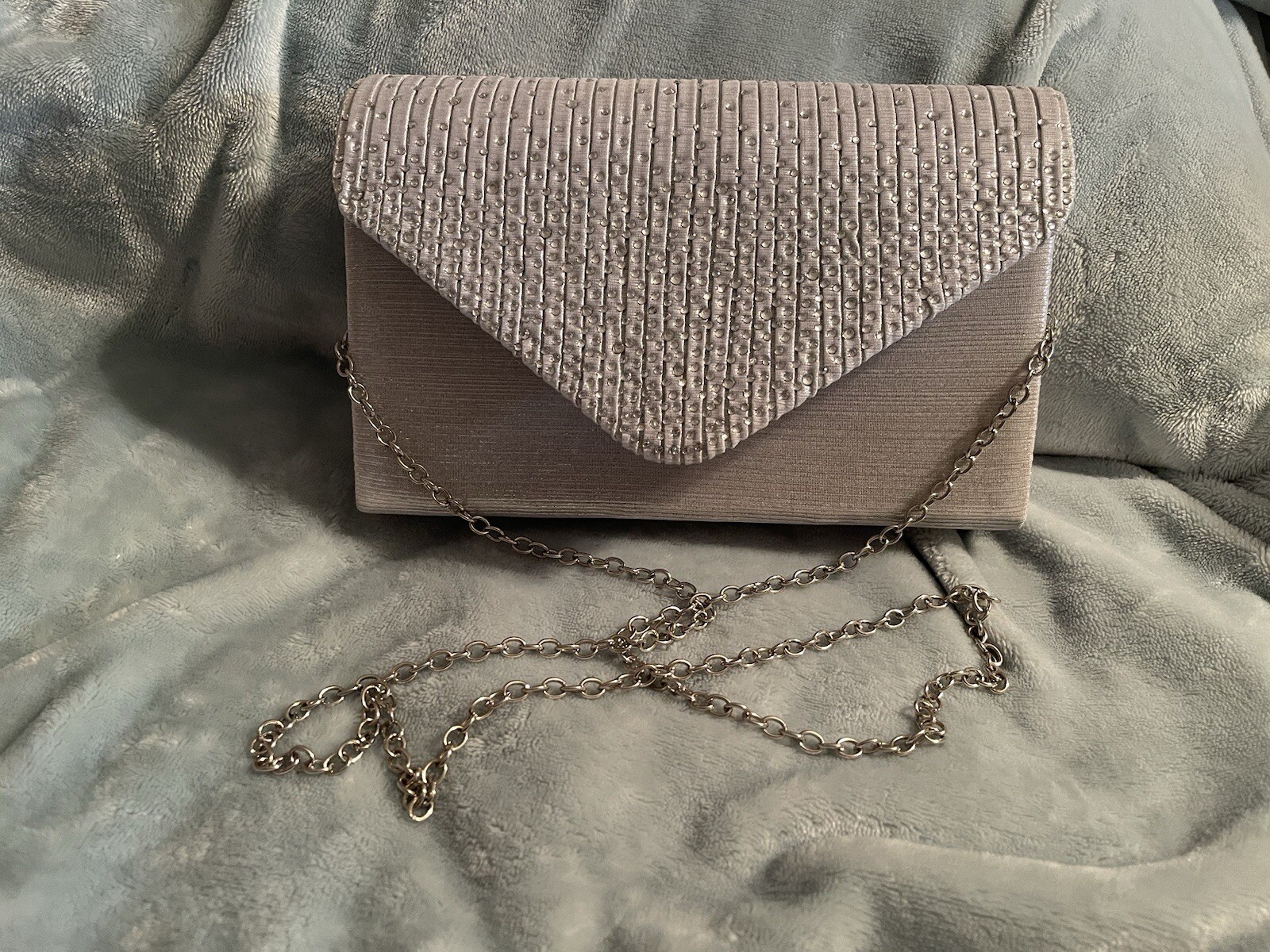 Woman’s Elegant Wedding/Evening Purse With Silver Chain For Wearing On ...