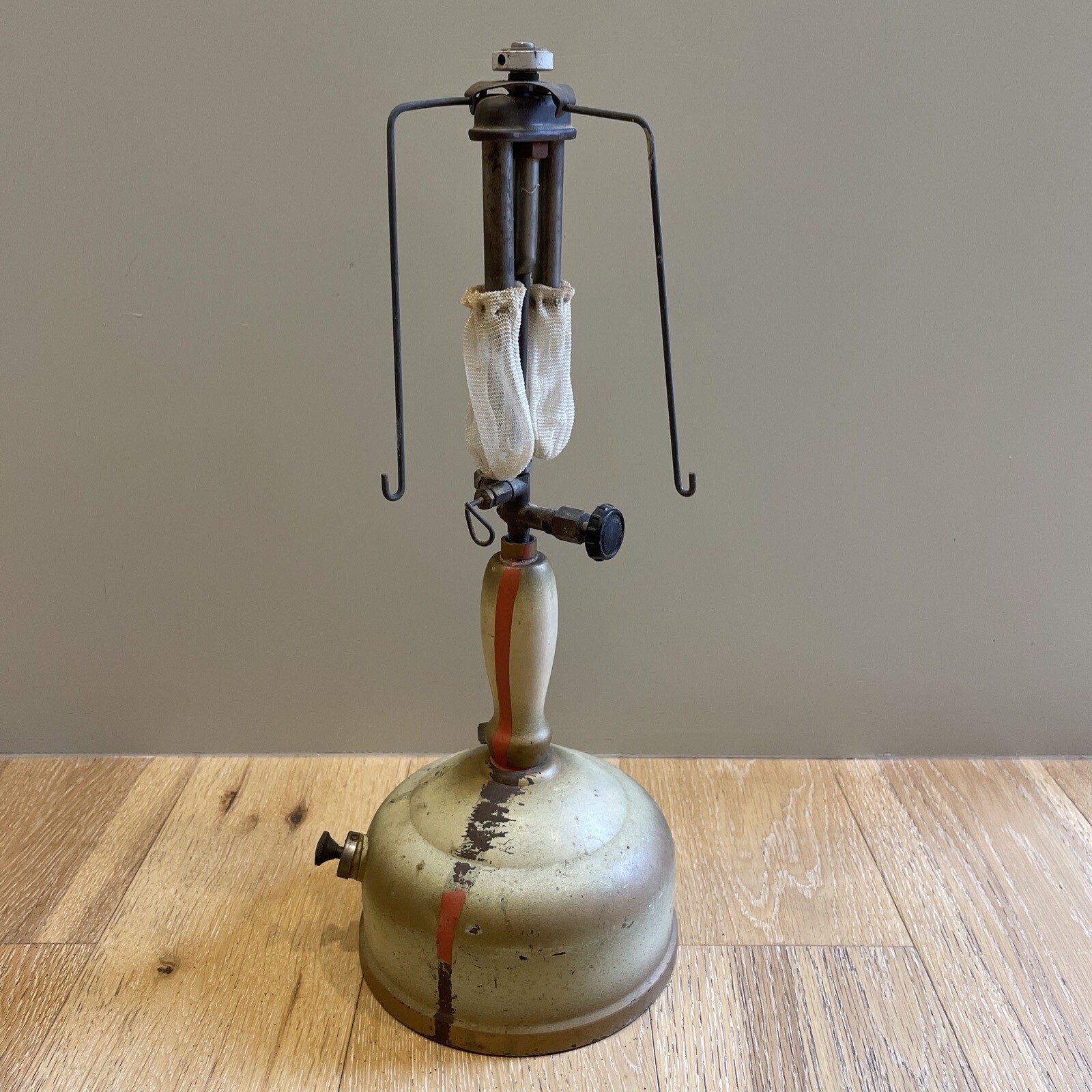 Antique 1947 Coleman 152 Stain Glass Gas Pressure Desk Lantern Lamp 18 ...
