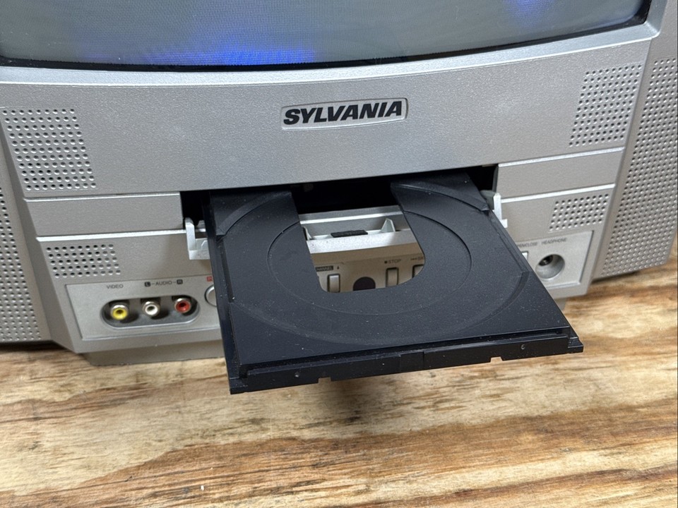 🔥2005 13" Sylvania CRT Gaming Kitchen TV DVD Combo 6513DF W/ Remote Aux ...