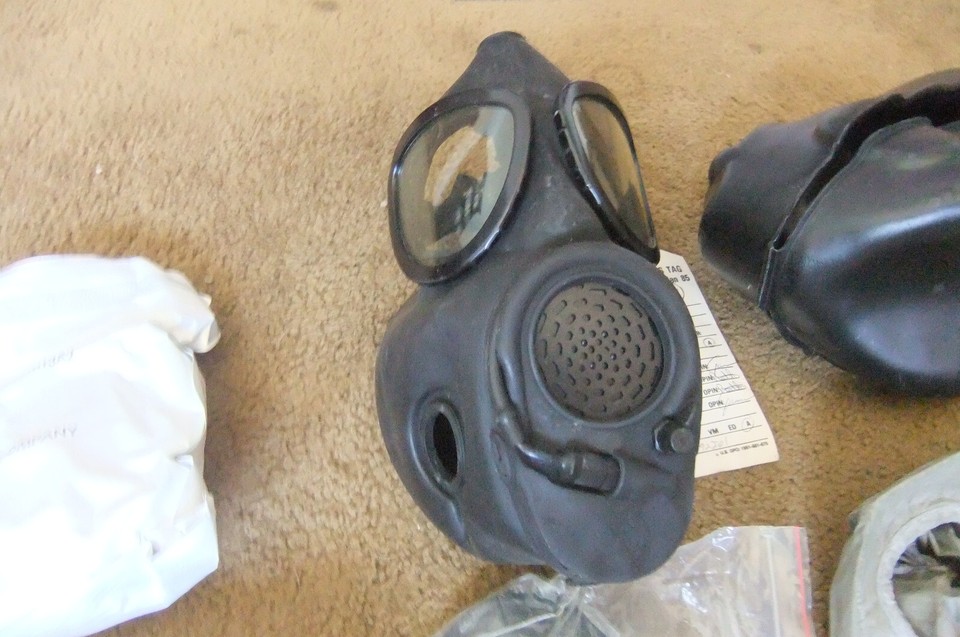 New Old Stock! US Military Issue M17 A2 Gas Mask + Filters,Gloves,Hood ...
