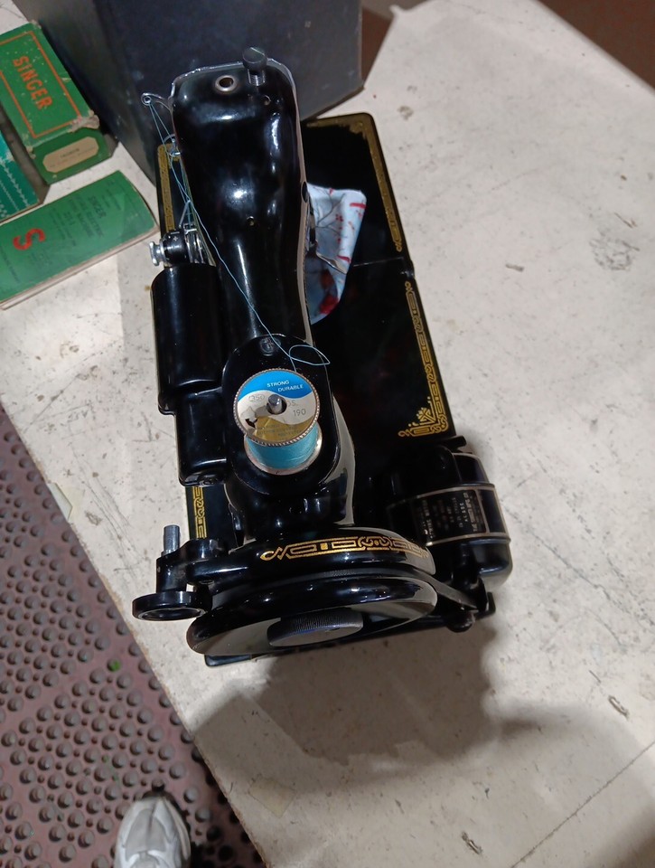 Singer 221-1 Featherweight Sewing Machine 1952 Vintage with Case Key ...