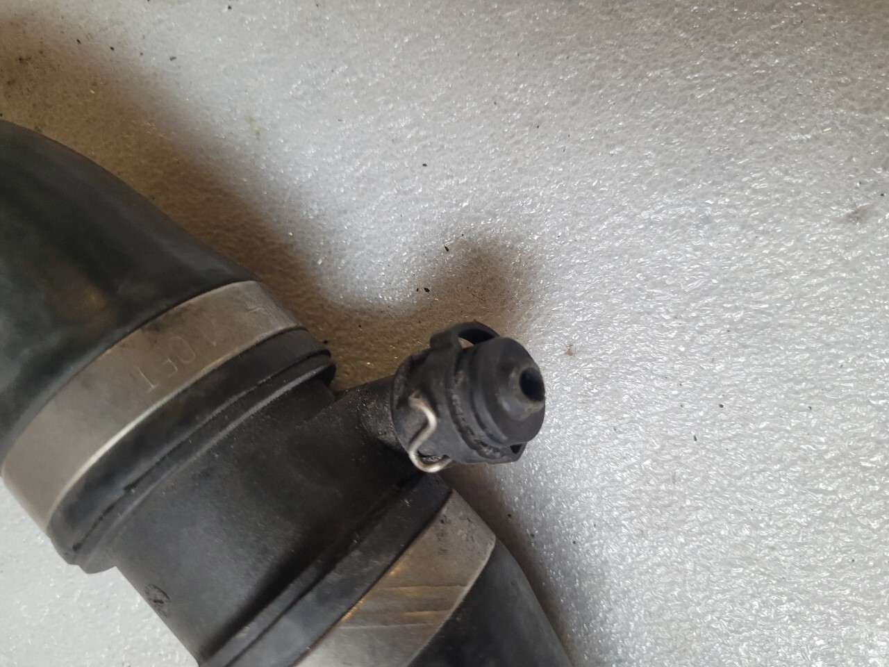 Mercedes Benz R230 SL 350 water cooler cooling hose pipe bottom ...