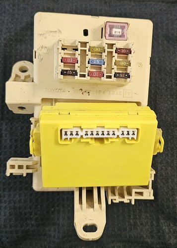 1996-2002 Toyota 4Runner Interior Cabin Fuse Box Relay Junction Block ...