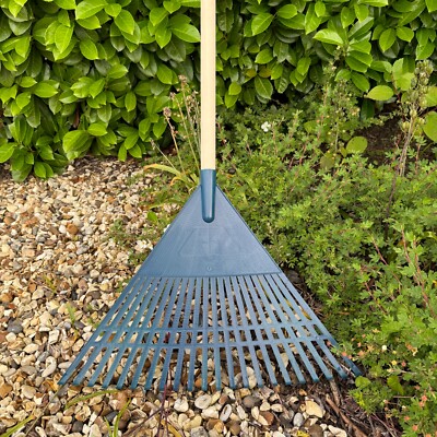 Plastic Garden Rake for Leaves Lawn Hay 55 cm / 21.65 in 22 Tins (With ...