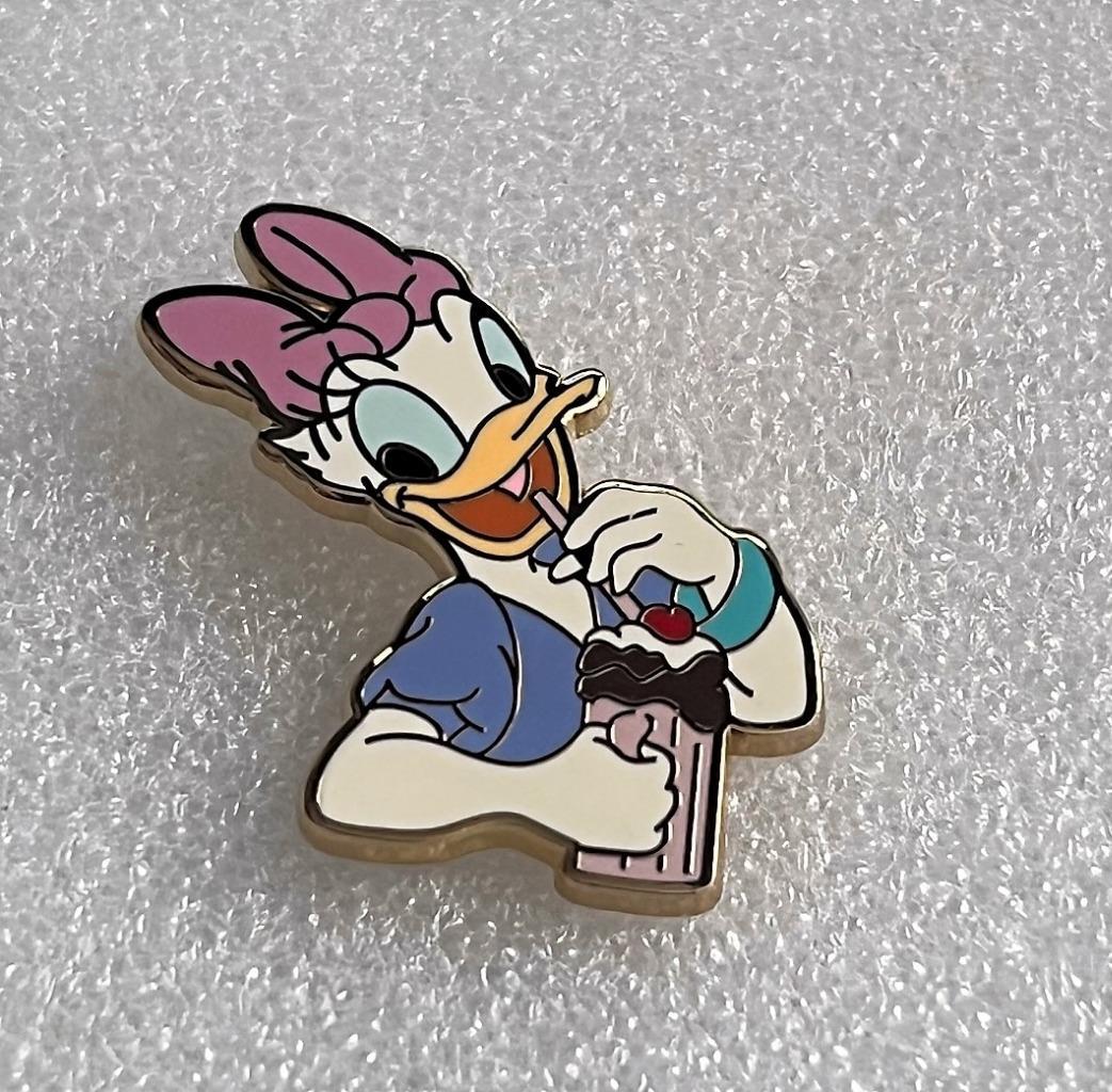 Purple Daisy Duck Head 10 Latest News About Daisy Duck | GirlStyle