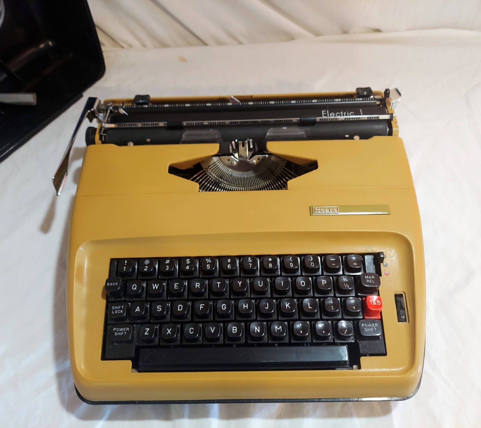 Sears ELECTRIC 1 Vintage Portable Typewriter MODEL 161.53202 Yellow ...