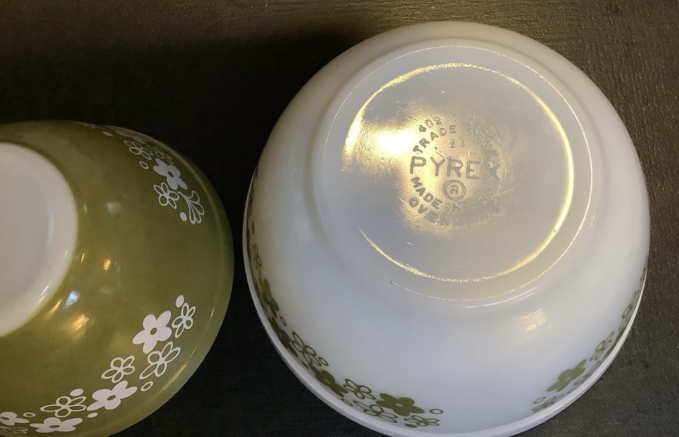 PYREX Crazy Daisy Mixing Bowls - Set of 2: Green 1-1/2qt (402) & 1-1 ...