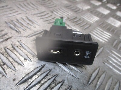 2015 GENUINE VW PASSAT B8 AUX IN USB PORT SOCKET CONNECTION 5G0035222E ...