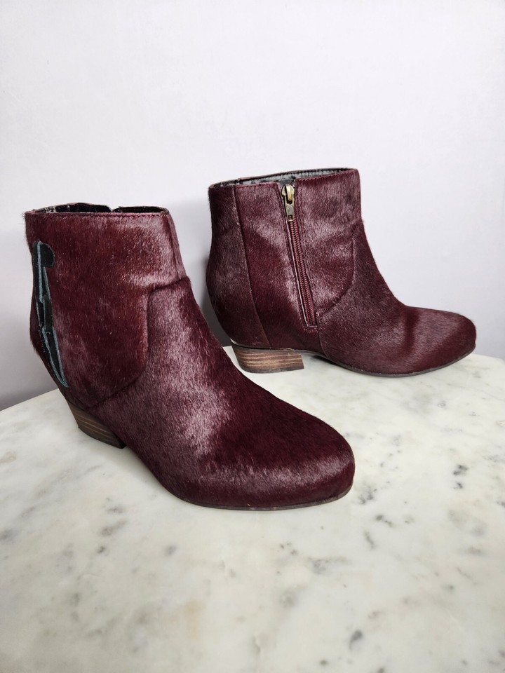 Boots Very Volatile Sz 8.5 Maroon Burgundy Purple Calfskin low heel Zip ...