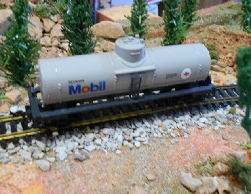 HO Scale: Life Like Mobil Oil Single Dome Tank Car; Model Railroad ...