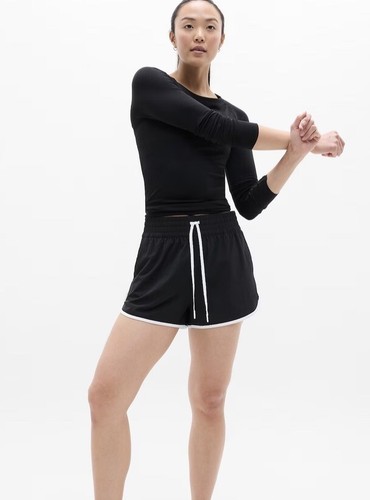 Athleta MOMENTUM SEAMLESS TOP Body-skimming stretch and zero-slip Black ...