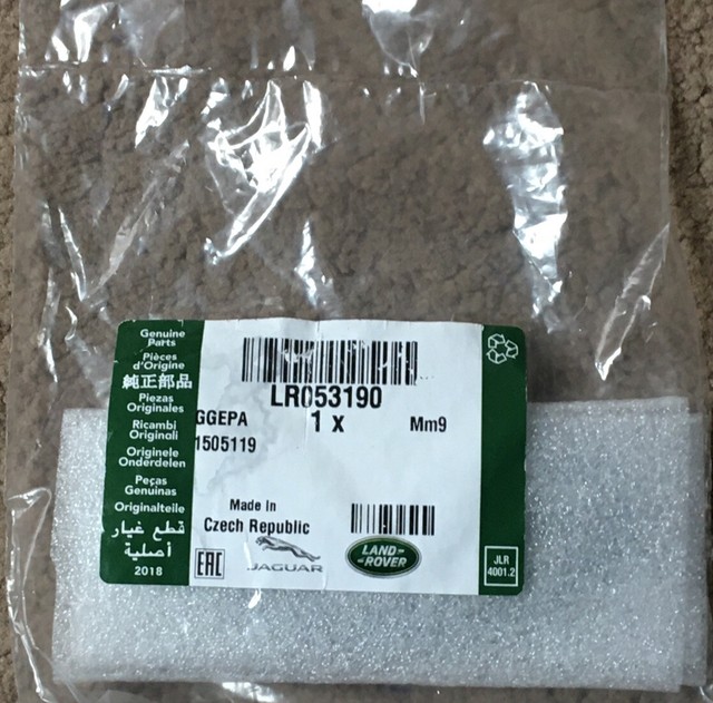 2017 Land Rover Discovery Sport SE 5 Door Estate LR053190 Badge Front ...