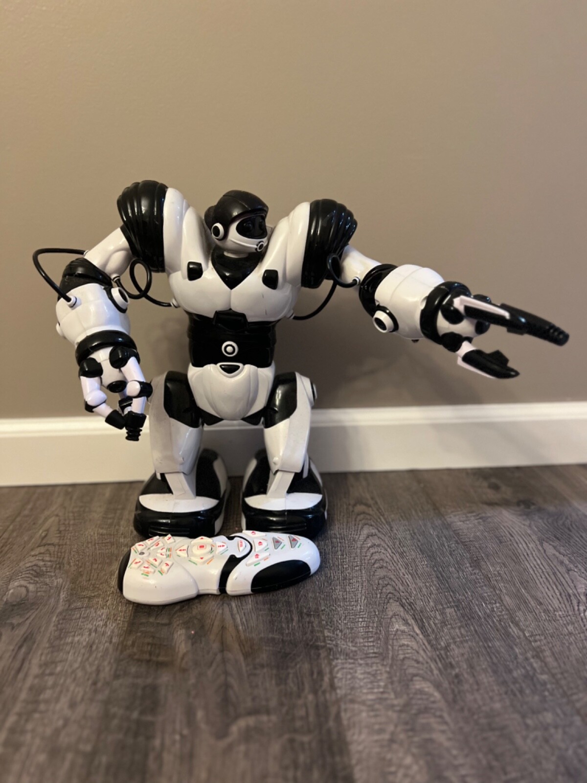 Wow Wee Robosapien Robot, black and white, 14” | eBay