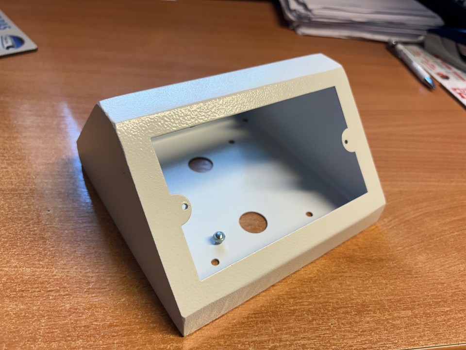 4 GANG SOCKET BACK BOX 45 DEGREE ANGLED DOUBLE SURFACE MOUNT PATTRESS ...
