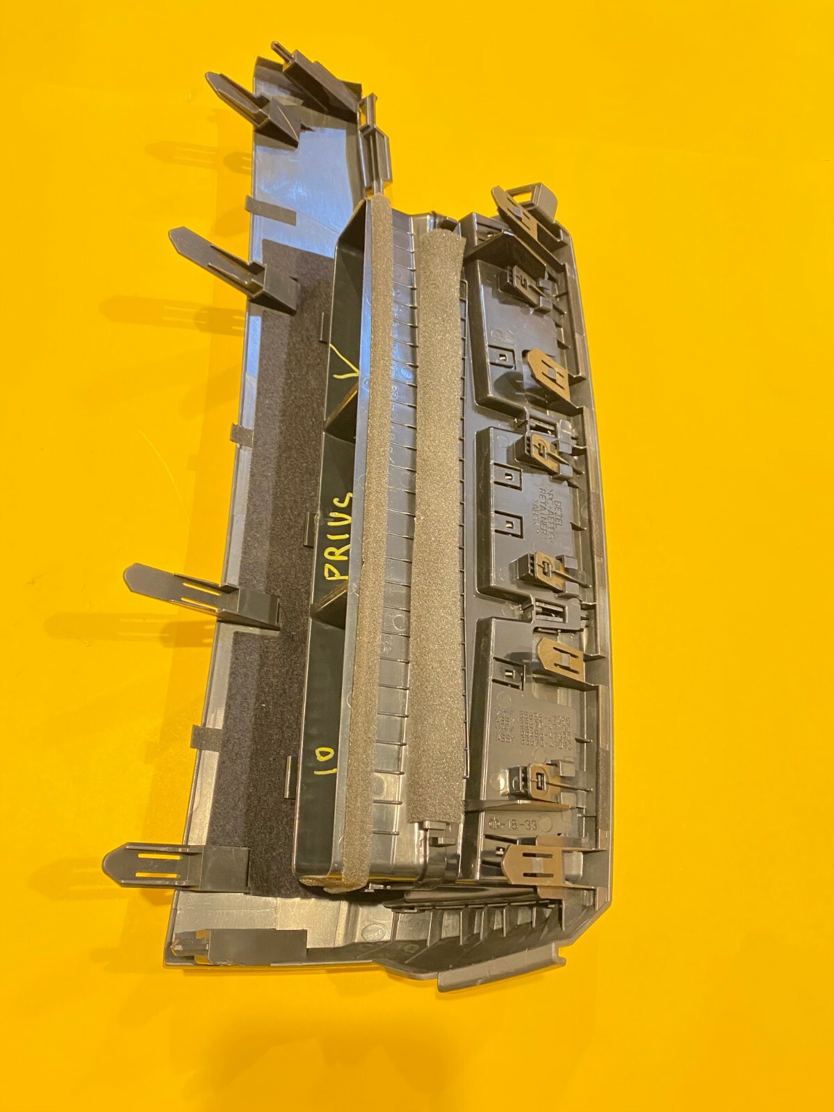 2010 TOYOTA PRIUSE V CENTER DASH AIR VENT OEM PART NUMBER 55686-47090 ...