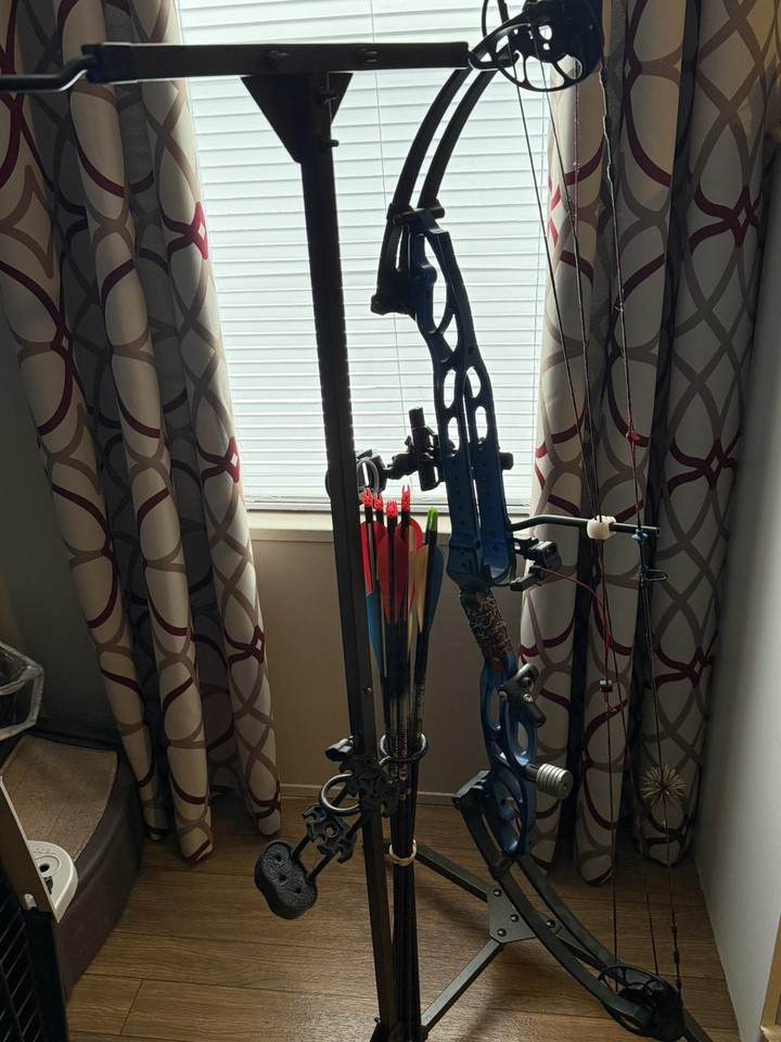 PSE Xtech Dominator Pro Compound Bow RH 60-70 Blue Right Handed..bundle ...