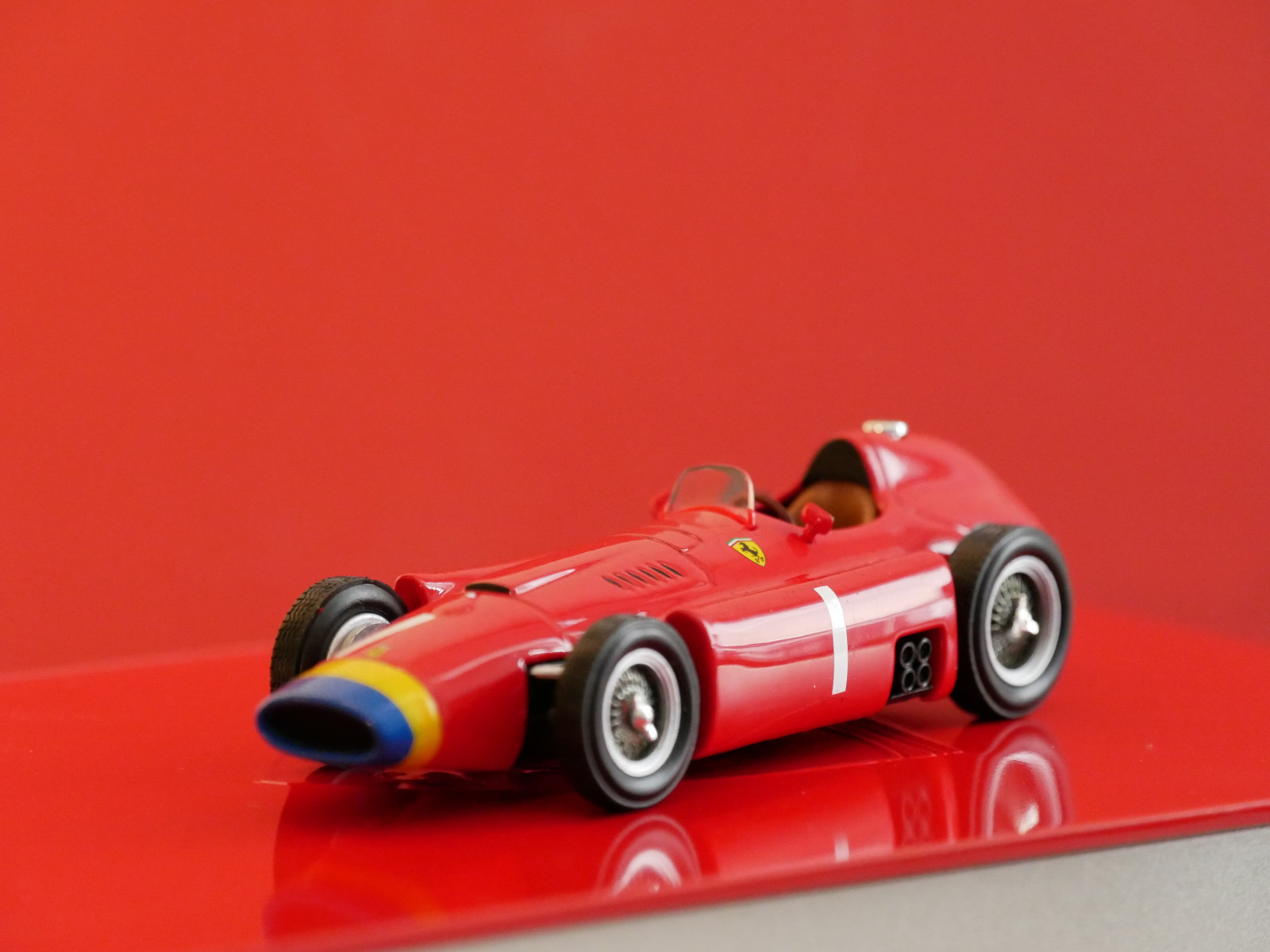HOT WHEELS FERRARI D50 1956 J.M. FANGIO + MET.BOX+BOX !! RED NEW DIE ...