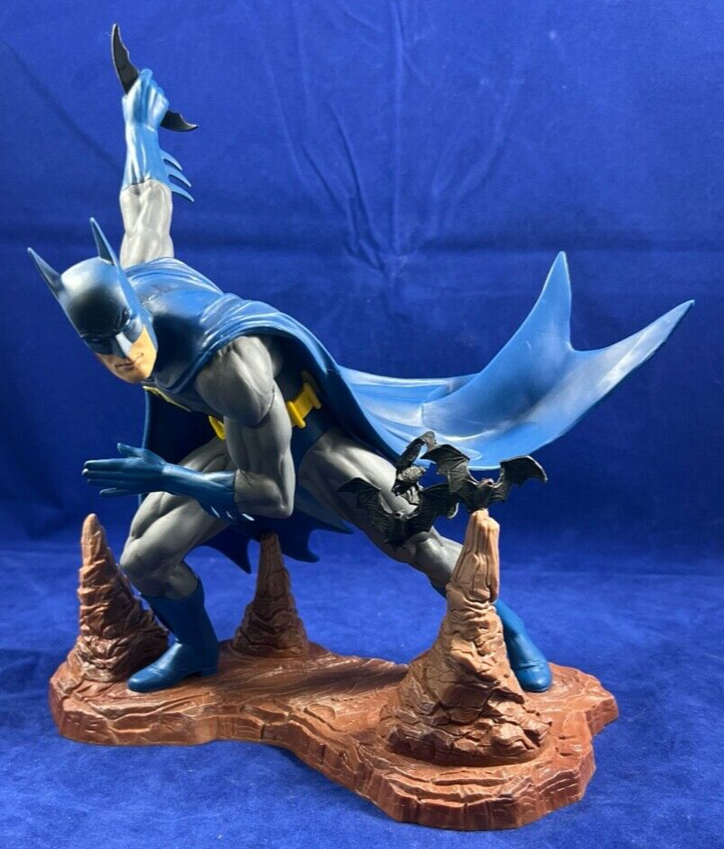 Batman DC Gallery Classic Batman Figure DioramaPVC Statue Gamestop ...