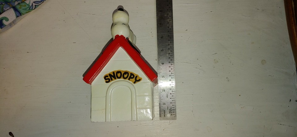 VINTAGE SNOOPY ON HIS DOGHOUSE CERAMIC COIN BANK CHARLIE BROWN PEANUTS ...