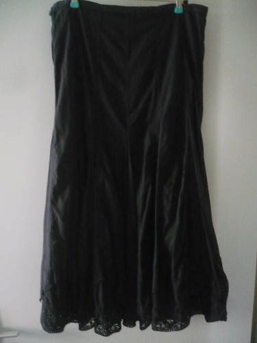 Belle Jupe noire à godets T 40, dentelée sur le bas." Léa Greb" | eBay