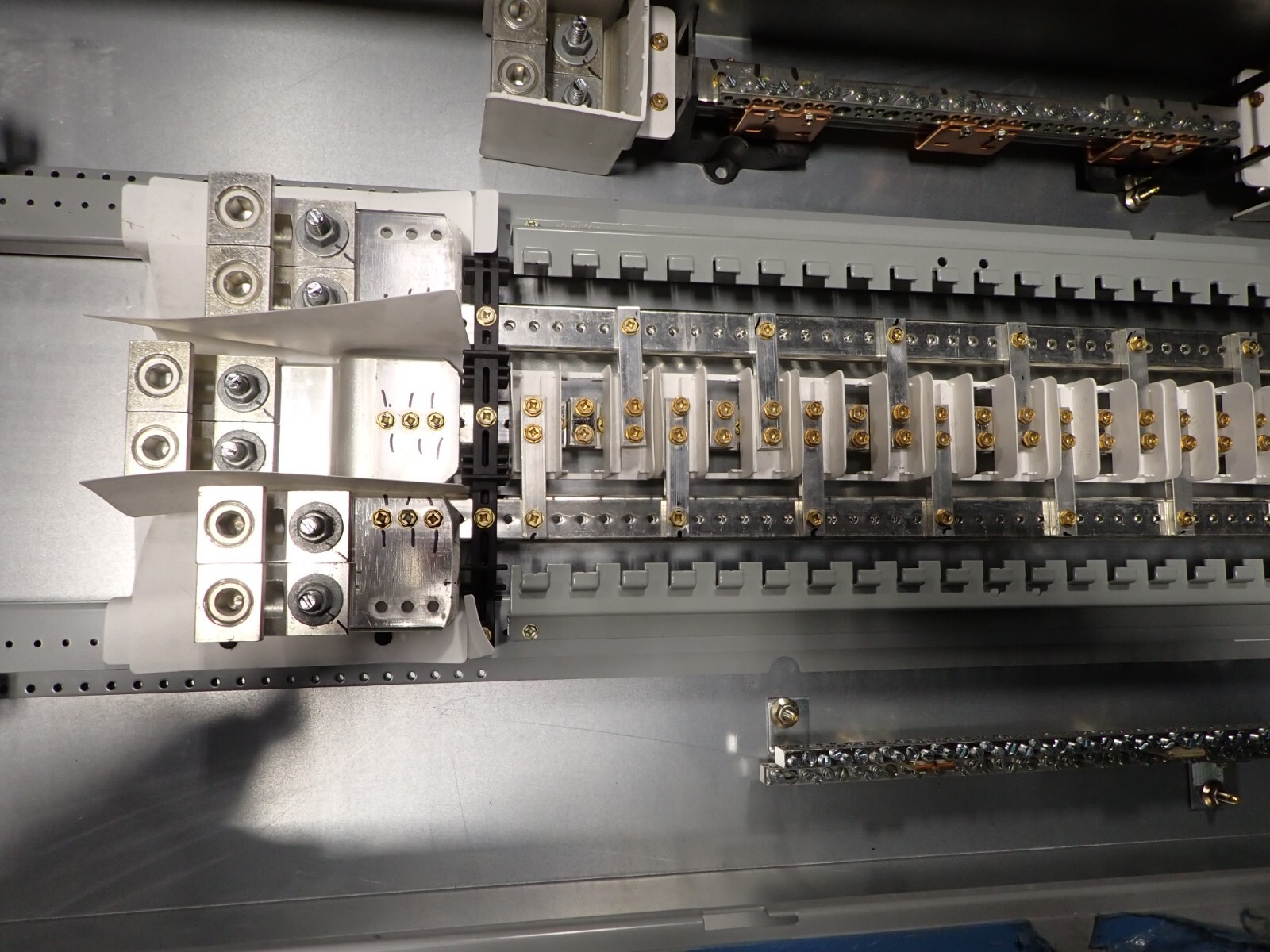 New Eaton PRL1A 400 amp MLO Feed Thru Panelboard 208v 3 Phase Indoor ...