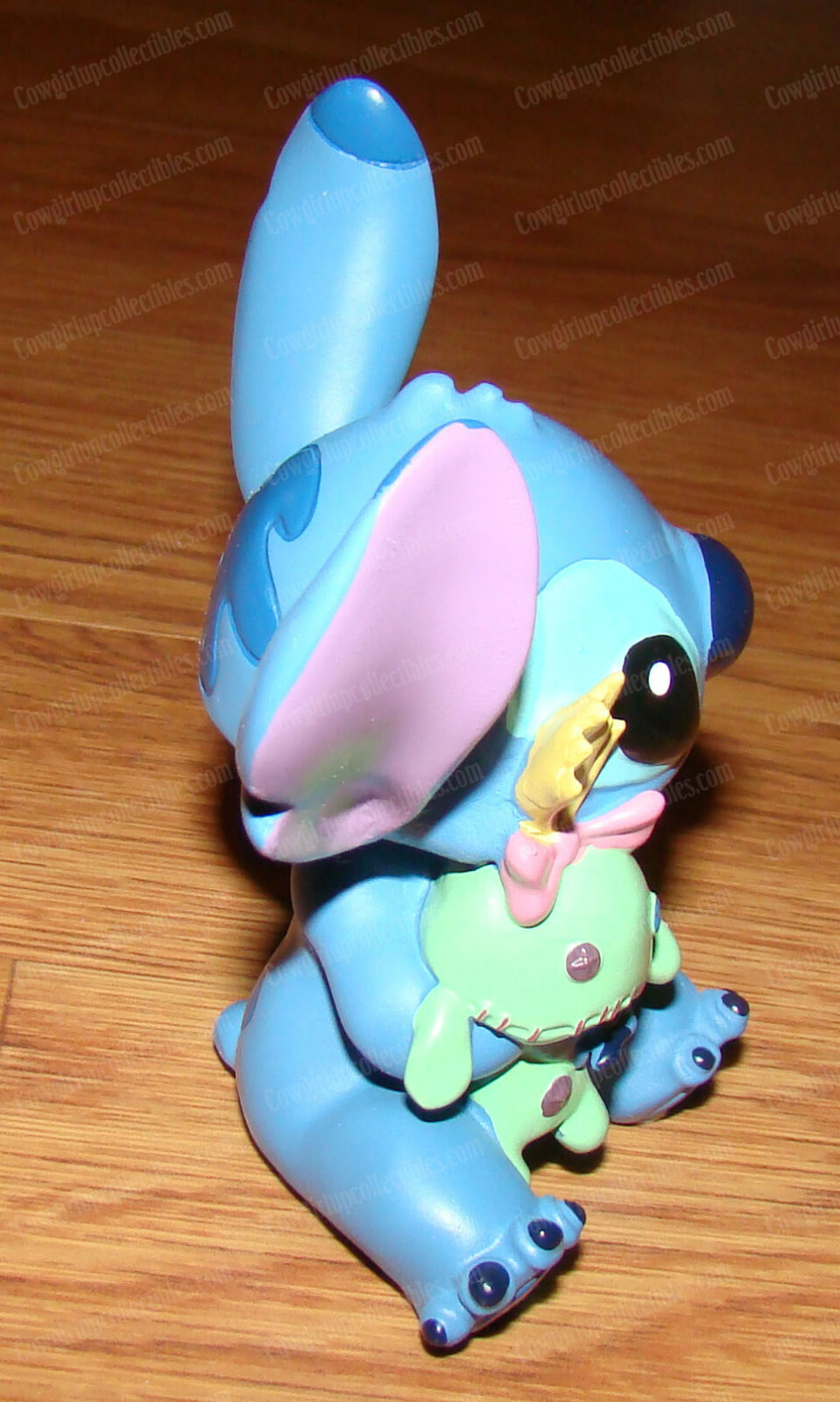 Disney Showcase HUGS Collection - STITCH HUGGING SCRUMP (6002187) Lilo ...