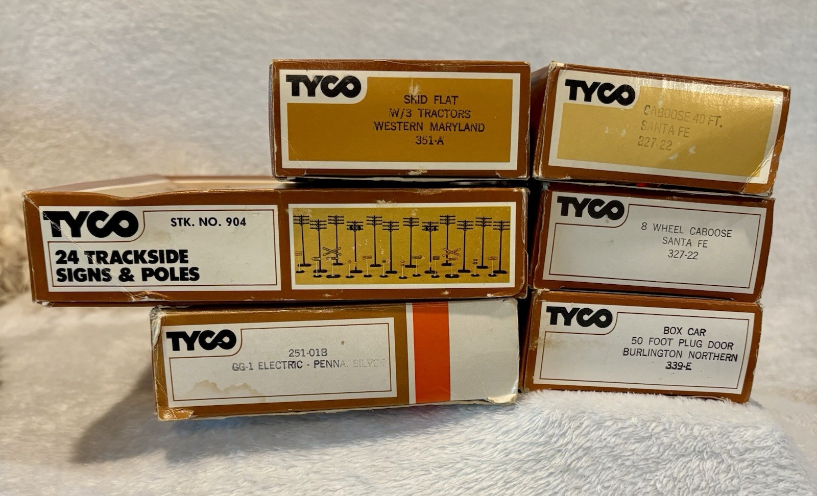 LOT OF HO SCALE TRAIN CARS, 1 LOCOMOTIVE,TYCO POWER SUPPLY, TRACKS ...