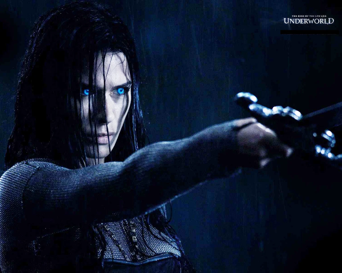 Kate Beckinsale Underworld Awakening Sword