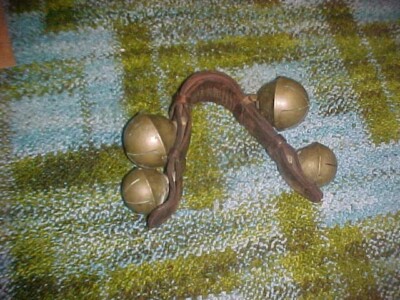 SET 4 ANTIQUE PRIMITIVE BRASS HORSE HARNESS SLEIGH BELLS ON LEATHER ...
