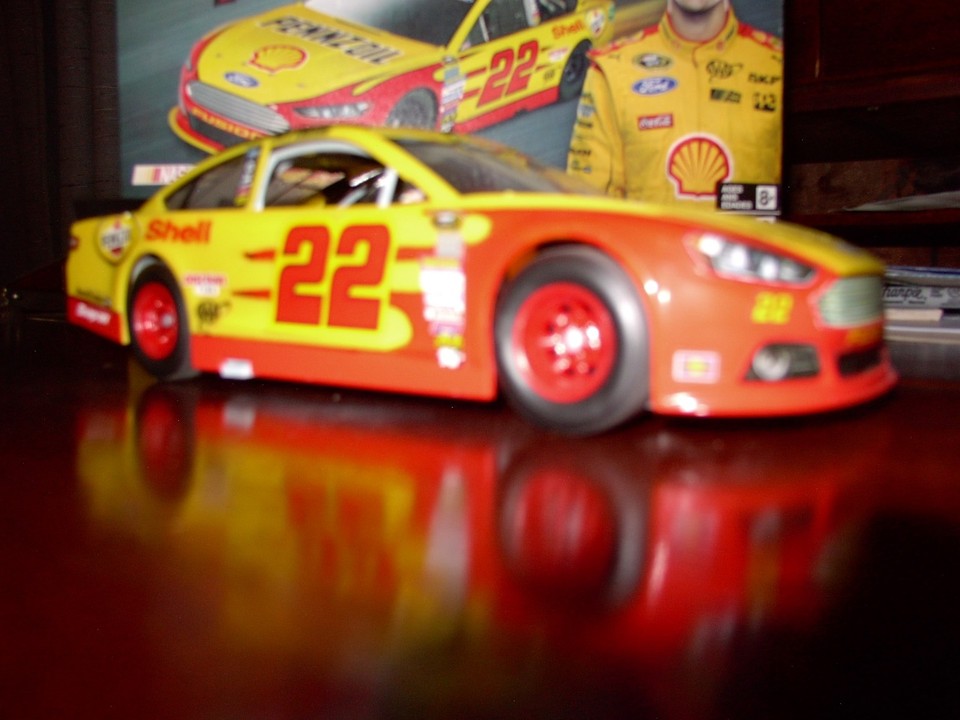 215 NASCAR Joey Logano Ford Fusion 1/24 Scale Model Kit Built with Box ...