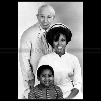 Photo F.015693 DIAHANN CARROLL MARC COPAGE LLOYD NOLAN (JULIA) 1968 TV ...