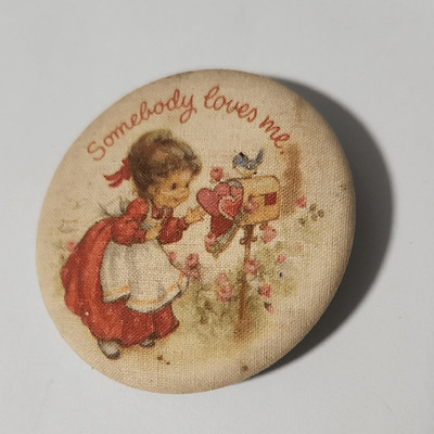 Hallmark Pin Button 2.25" Fabric Valentine Heart Somebody Loves Me ...