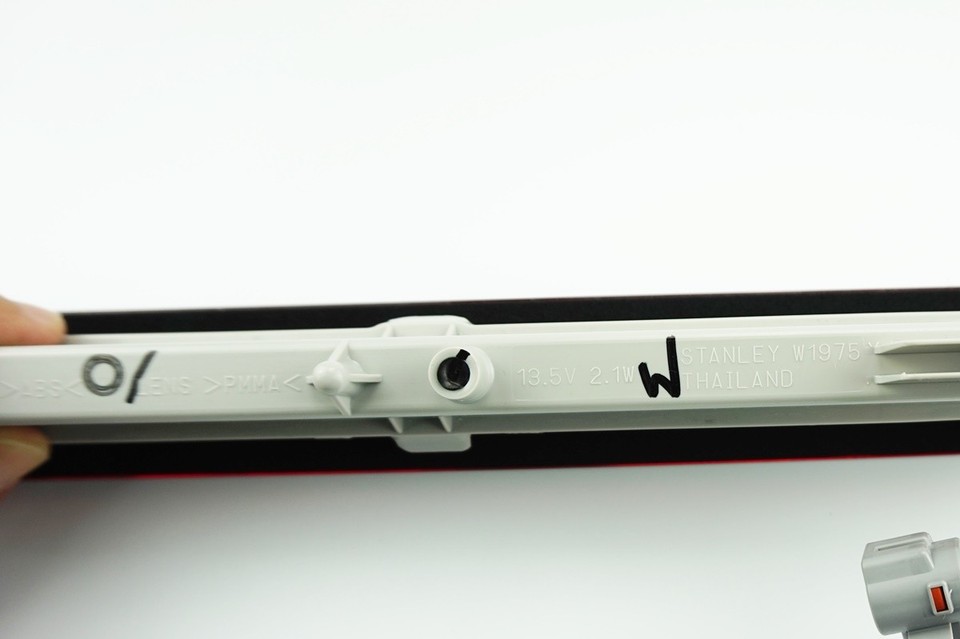 81570-0K100 RED LENS THIRD BRAKE LIGHT GENUINE TOYOTA HILUX REVO 2015 ...