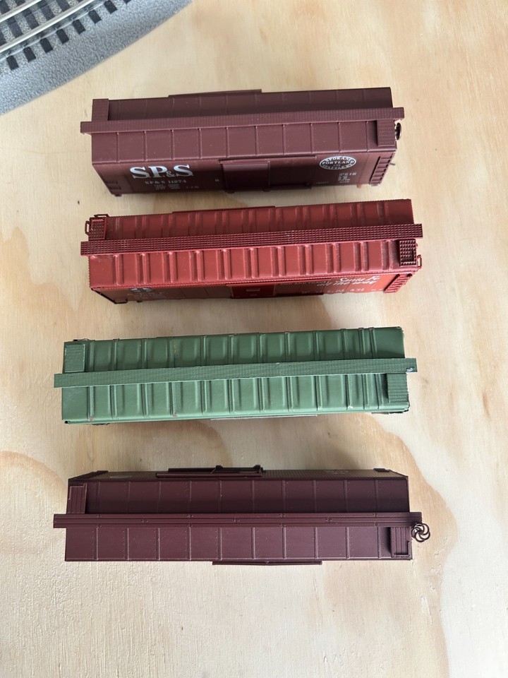 HO SCALE LOT OF FOUR ROLLING STOCK BOX CARS GOOD CONDITION | eBay