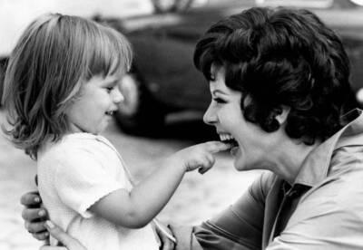 American Actress Mimsy Farmer Playing With Her Daughter Aisha Cerami ...