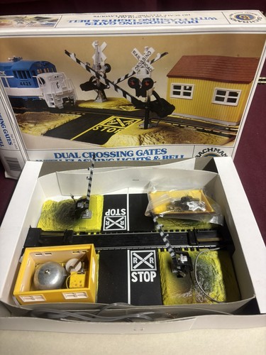 Bachmann No.46-1214 HO Scale Dual Crossing Gates with Flashing Lights ...