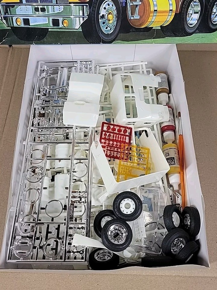 AMT 620 White Freightliner Dual Drive Truck Tractor 1/25 Scale READ ...