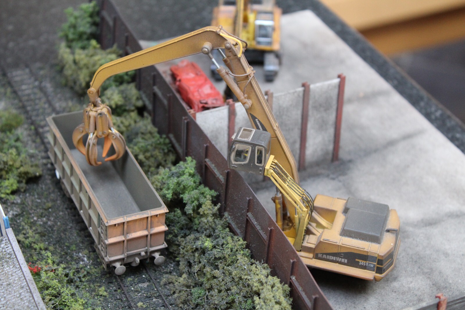 BULKSCENE - SCRAP MATERIAL GRAB HANDLER RAISED CAB & DRIVER HO/OO MODEL ...